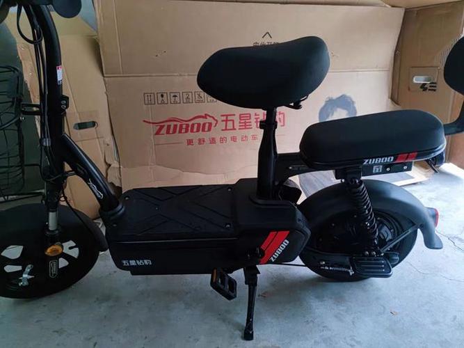 电动车座椅底下的黑色塑料截图
