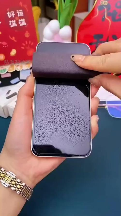 手机屏幕灰尘怎么清理