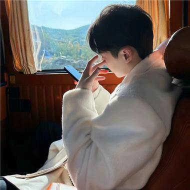 有的男生一看就有气质图标