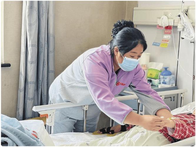 女护工要帮男病人洗澡吗图标