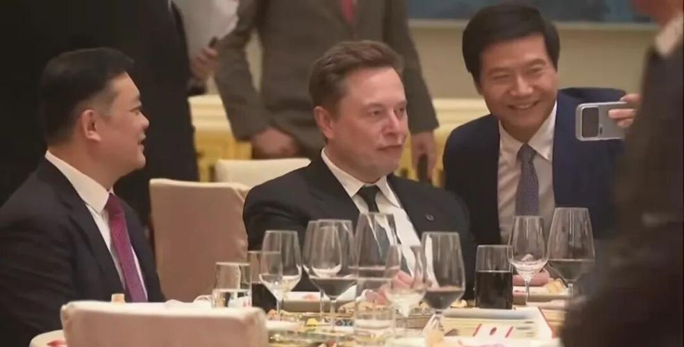 雷军主动与马斯克合影图标