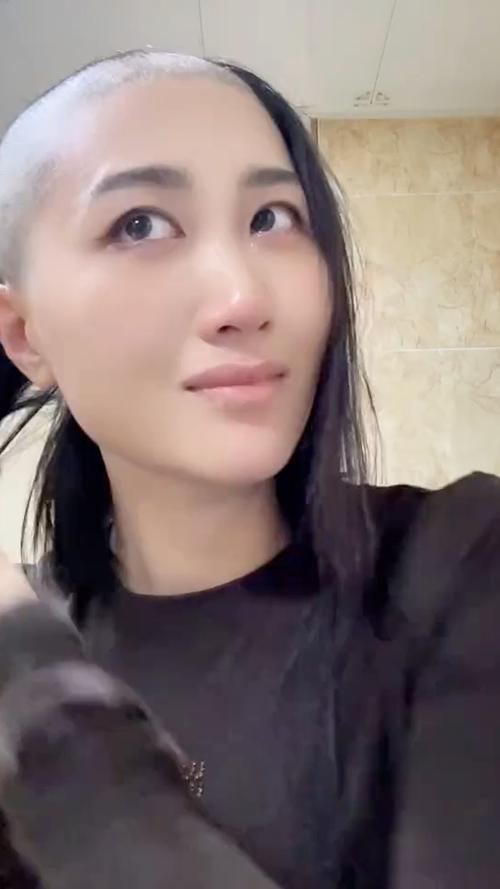 小姐姐t光头截图