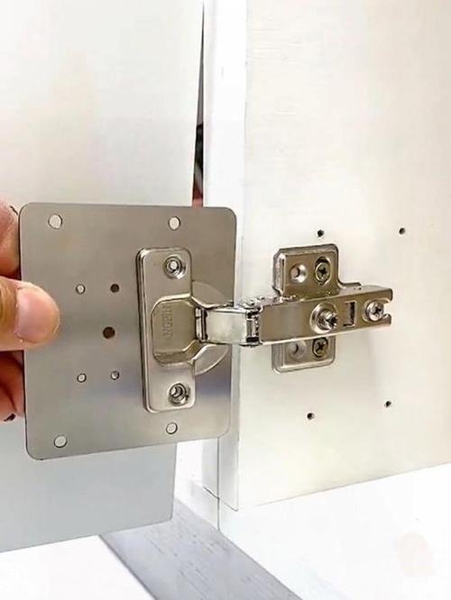 合页上面的螺丝拆除不了截图