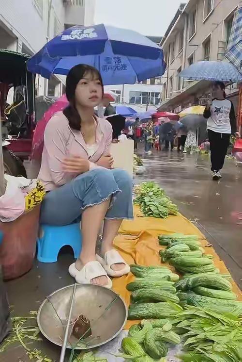 女生摆摊给人的感觉图标