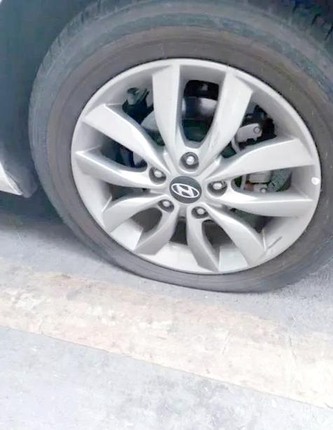 汽车轮胎看上去有点瘪图标