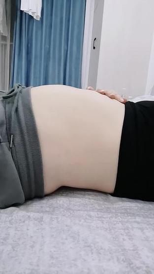 整个肚子圆滚滚的女生图标