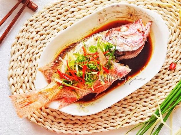 红色的食用鱼图标