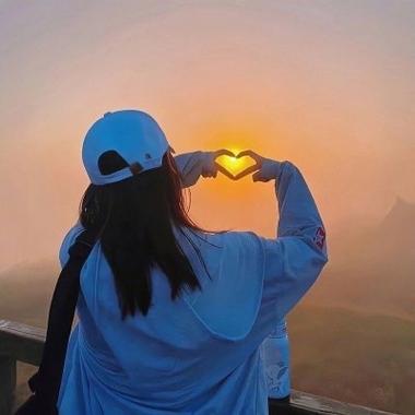 头像女简单干净气质背影图标