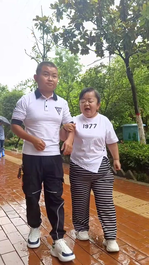 抖音火的袖珍夫妻图标