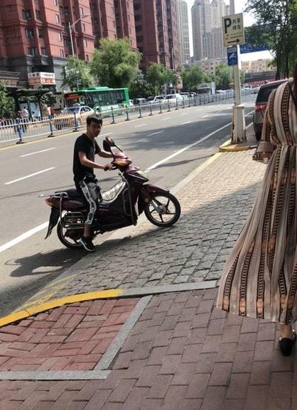 电动车上坡能刹车吗图标
