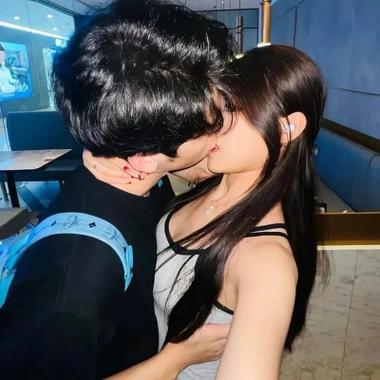 接吻的情头一对两张真人图标