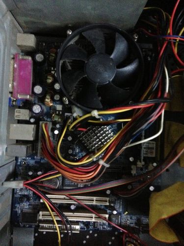台式电脑开机风扇转但显示器没反应截图