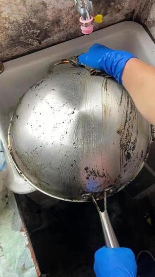 不粘锅锅底烧糊的黑垢怎么去除图标