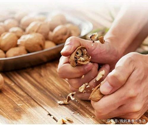 怎样剥核桃使核桃仁不粹图标