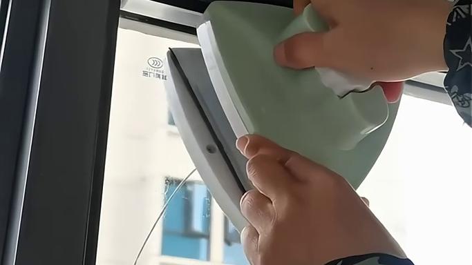 怎样擦窗户玻璃又快又干净图标