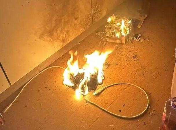 充电宝没拔会不会爆炸图标