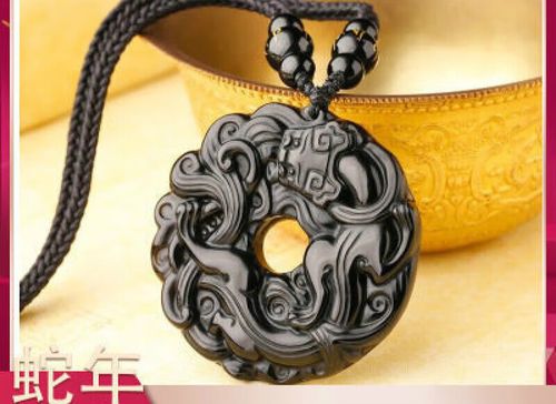 戴黑绳吊坠的男生图标