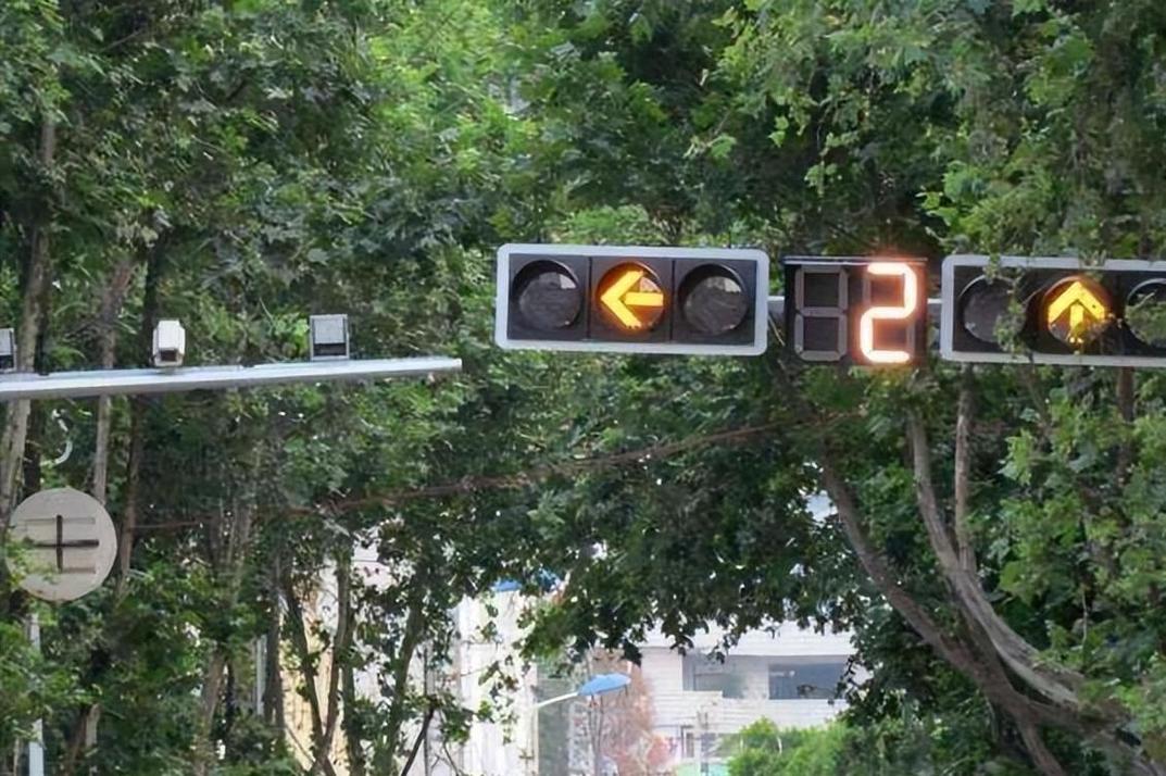 黄灯持续闪烁路口突然变红灯