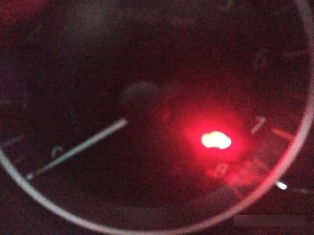汽车红色的灯一闪一闪截图