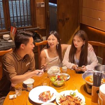 和女生一起吃饭女生非要给钱图标