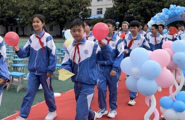 小学毕业哭了凤凰花开的路口