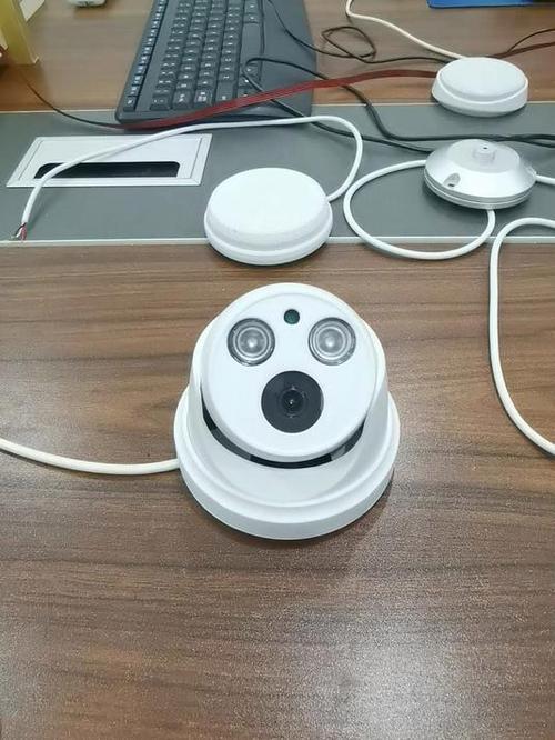 带拾音器的监控摄像头图标