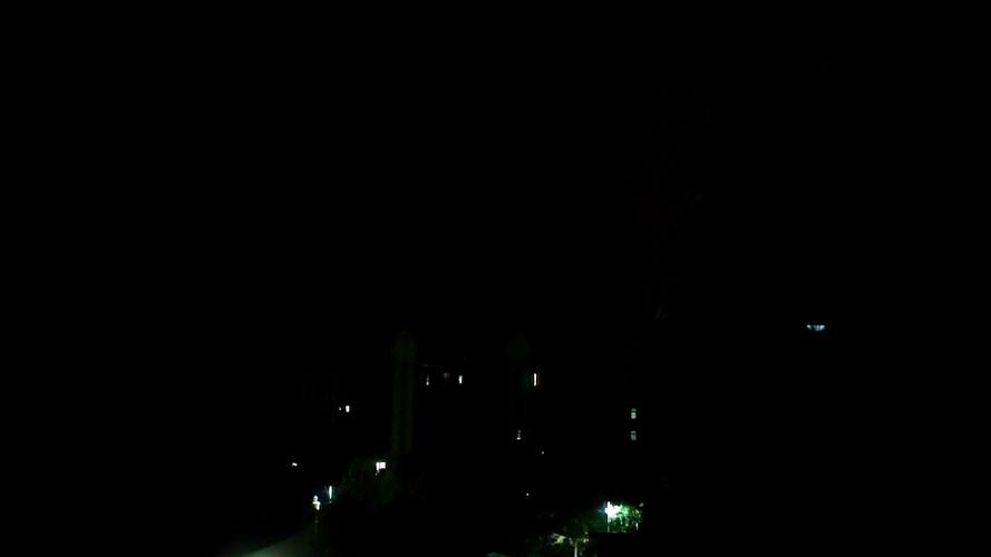 夜晚天空出现六个移动光点图标