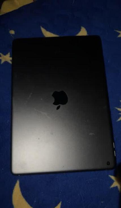 ipad黑色屏幕上有蓝斑截图