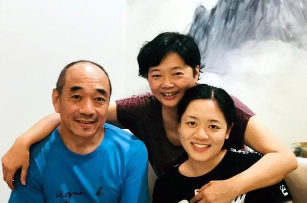 杨丽一家三口近照截图