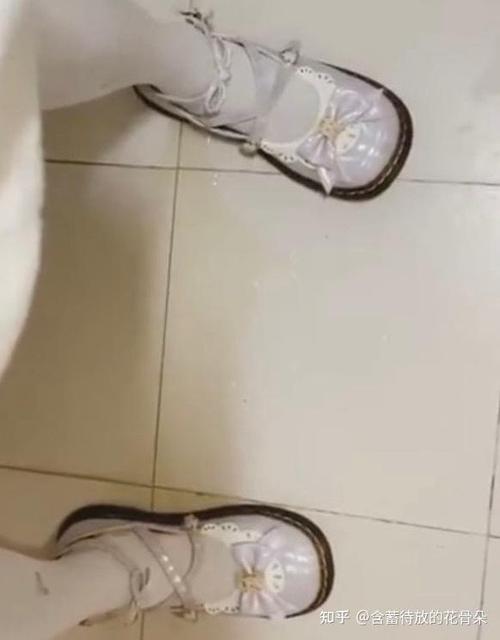憋一大泡尿哗哗的尿裤子图标