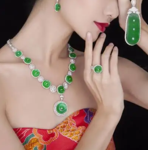 一个女人一旦戴了翡翠图标