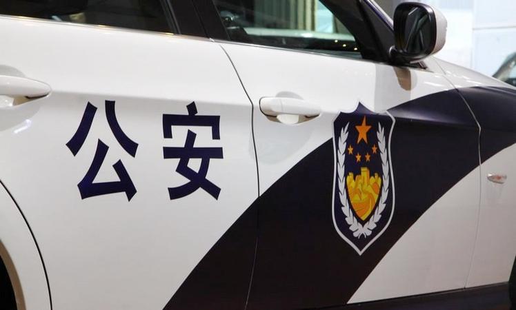 警车的字是自己贴的吗截图
