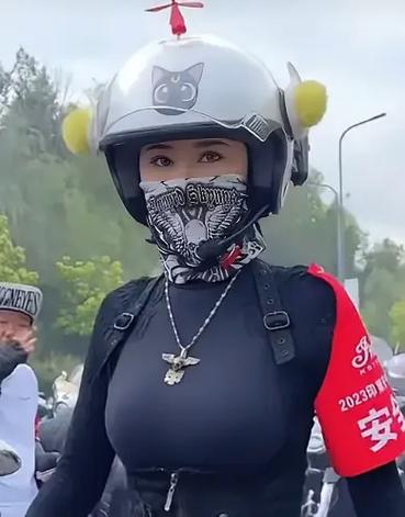 骑印第安摩托车的美女安全官图标
