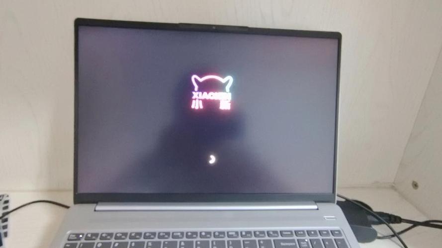 笔记本开机键盘亮了屏幕不亮图标