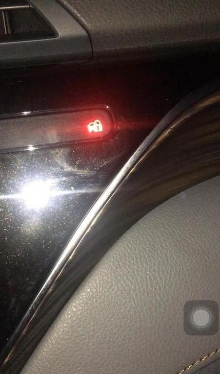 为什么有的车一解锁灯就亮了图标