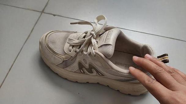 皮鞋买小了挤脚怎么办?教你一招图标