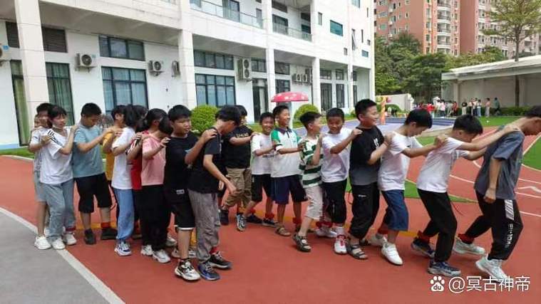 脚绑一起走路的游戏截图