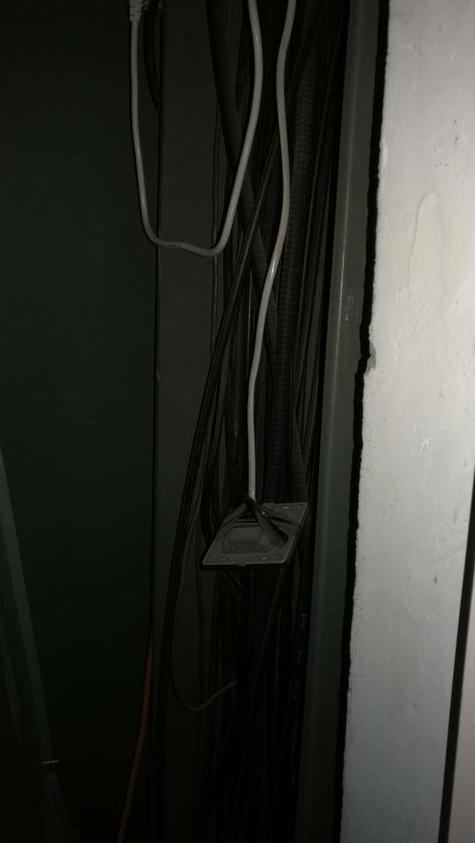 插座里黑色挡片不开的维修方法