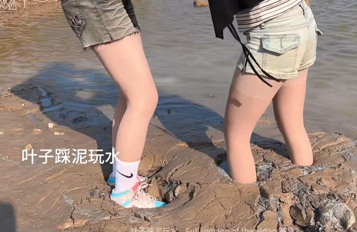 小姐姐踩泥陷泥结果鞋子出不来了图标