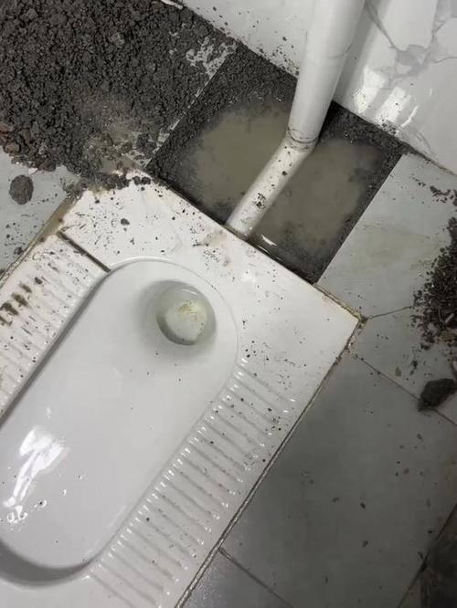 蹲坑冲水箱一直流水