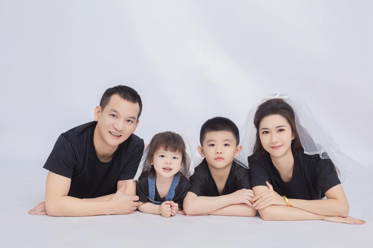 曾毅一家四口全家福照图标