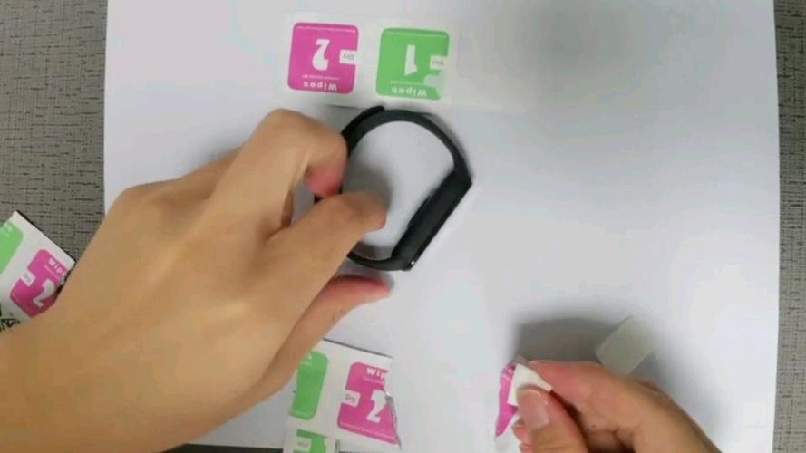 小米手环怎么贴膜图标