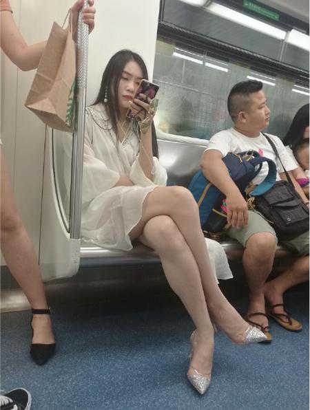 地铁中的女人截图