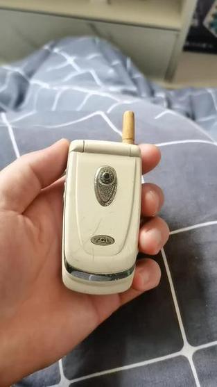 03年流行的TCL翻盖手机