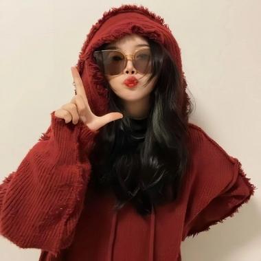 红色帽子的女孩头像