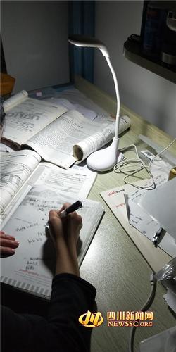 夜里挑灯图标