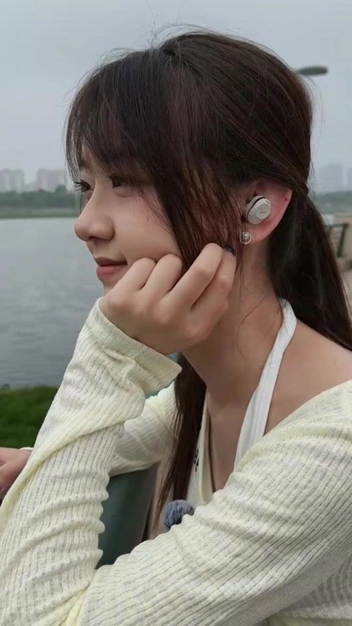 抖音带耳机的女生