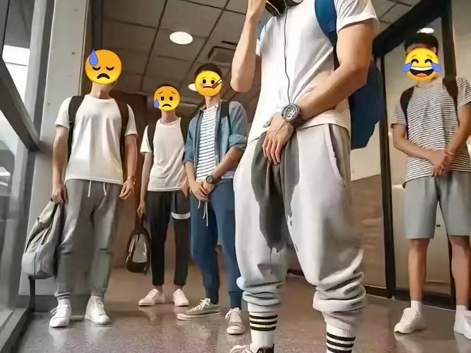 男生拉裤子尿裤子图标