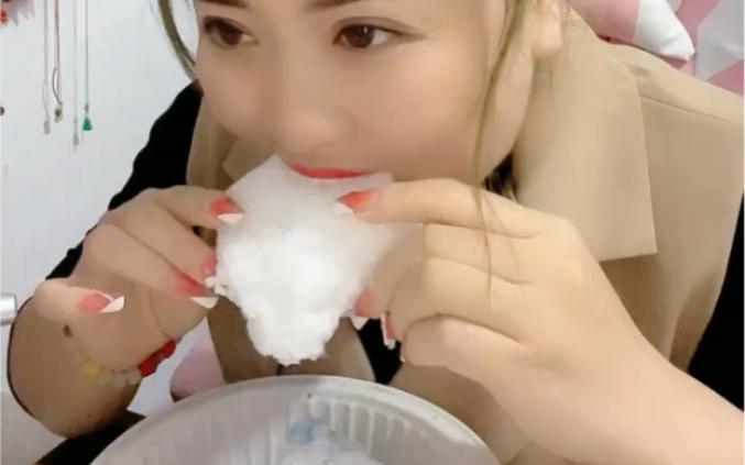 吃雪花碎碎冰块视频