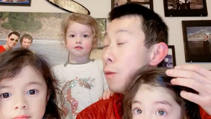 两个爸爸三个女儿怎么生的图标
